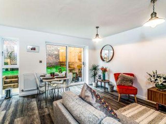 2 Bedrooms Flat for sale in Barratt Place, Easton Street, High Wycombe HP11
