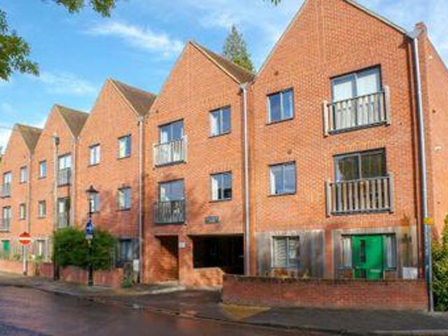 2 Bedrooms Flat for sale in Beaumont Court, Vicarage Hill, Alton, Hampshire GU34
