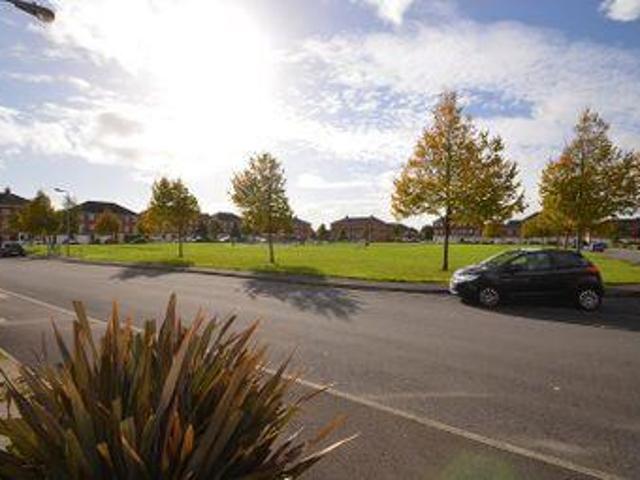 2 Bedrooms Flat for sale in Beaufort Square, Cardiff CF24