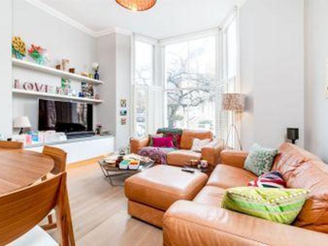 2 Bedrooms Flat for sale in Belsize Crescent, London NW3