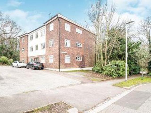 2 Bedrooms Flat for sale in Bentley Way, Woodford Green, Essex IG8