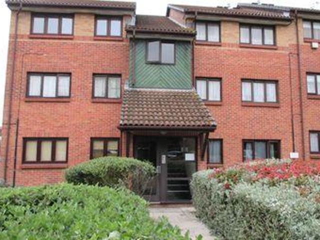 2 Bedrooms Flat for sale in Bernards Close, Barkingside IG6