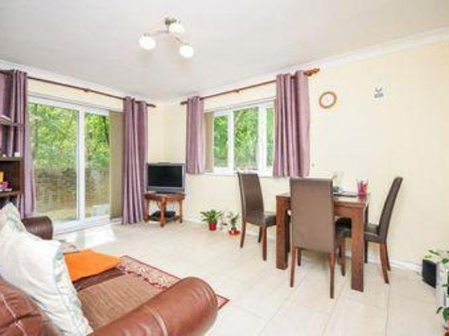 2 Bedrooms Flat for sale in Birchend Close, South Croydon CR2