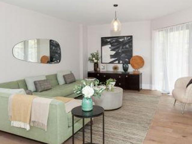 2 Bedrooms Flat for sale in Bishops Road, The Grove, Slough SL1