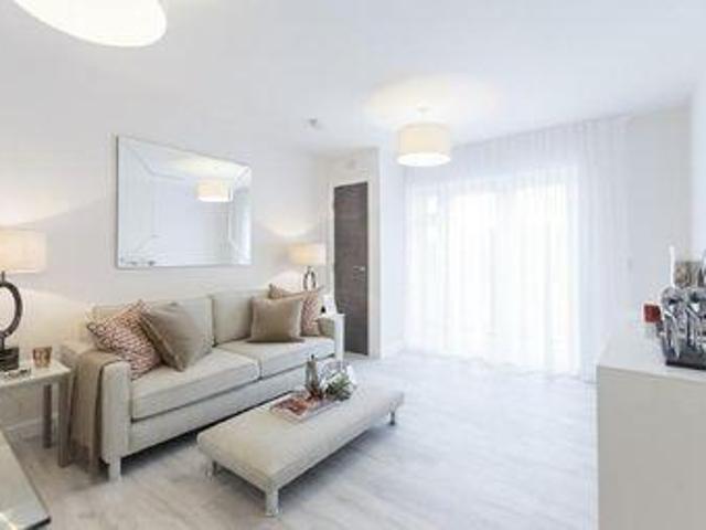 2 Bedrooms Flat for sale in Blyth Road, Hayes, Hertfordshire UB3