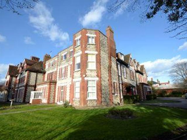2 Bedrooms Flat for sale in Blackwater Road, Eastbourne BN21