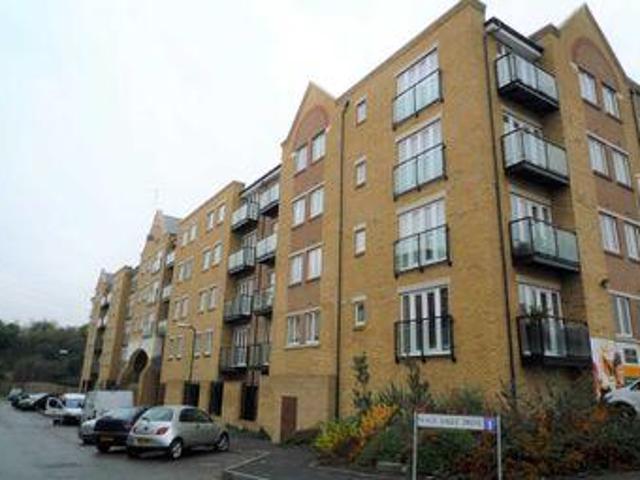 2 Bedrooms Flat for sale in Black Eagle Drive, Northfleet, Gravesend DA11
