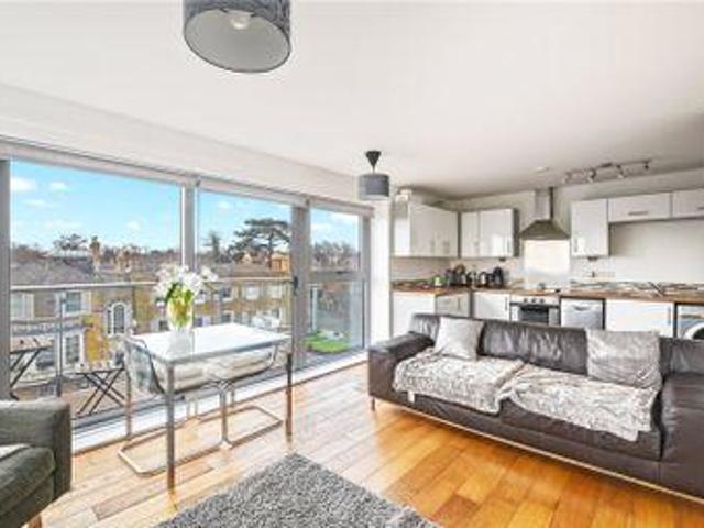 2 Bedrooms Flat for sale in Blackberry Court, Queen Mary Avenue, London E18