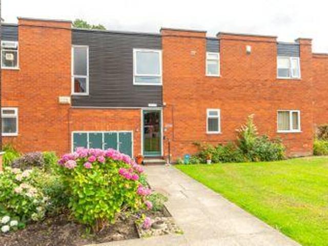 2 Bedrooms Flat for sale in Blackmoor Court, Leeds, West Yorkshire LS17