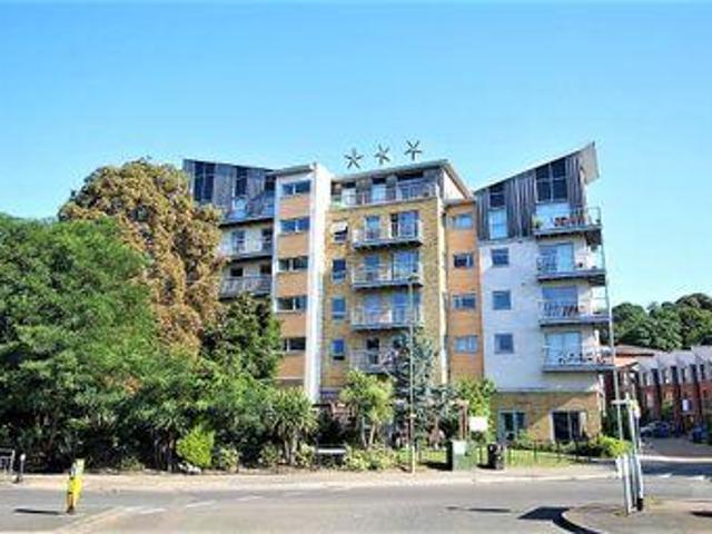 2 Bedrooms Flat for sale in Brand House, Farnborough GU14