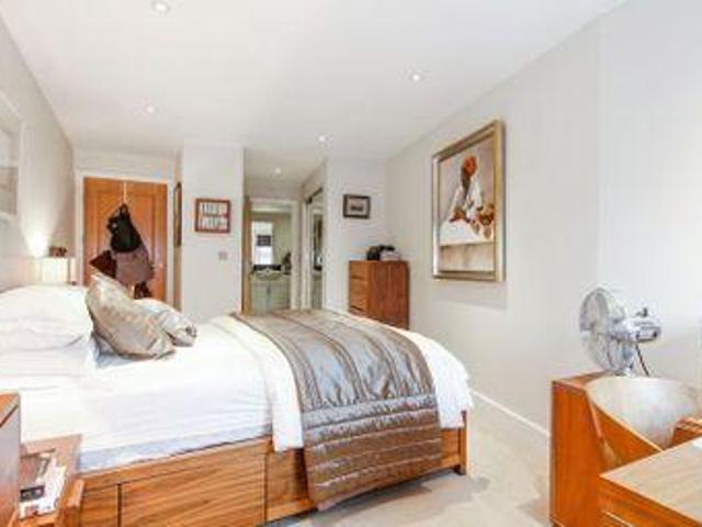2 Bedrooms Flat for sale in Brewhouse Lane, London SW15