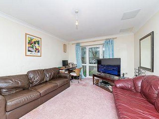 2 Bedrooms Flat for sale in Briary Court, London E16
