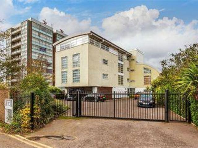 2 Bedrooms Flat for sale in Bridge Court, Bridge Street, Walton On Thames, Surrey KT12