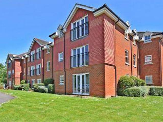 2 Bedrooms Flat for sale in Brookers Road, Billingshurst, West Sussex RH14
