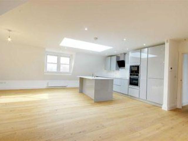 2 Bedrooms Flat for sale in Brookmans Avenue, Brookmans Park, Hertfordshire AL9
