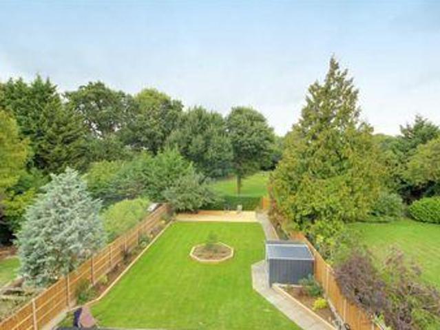 2 Bedrooms Flat for sale in Brookmans Avenue, Brookmans Park, Hertfordshire AL9