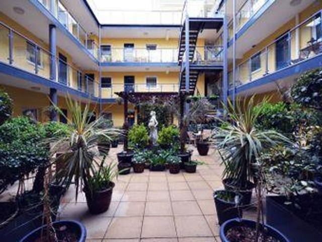 2 Bedrooms Flat for sale in Bute Crescent, Cardiff CF10