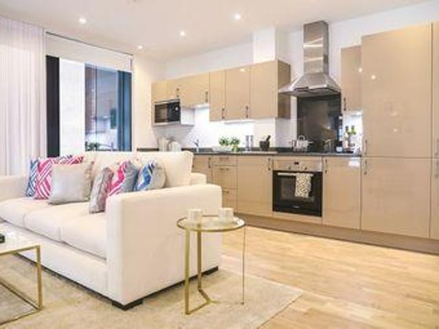 2 Bedrooms Flat for sale in Burgess Springs, Chelmsford CM1