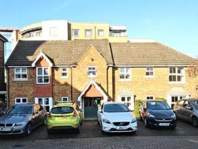 2 Bedrooms Flat for sale in Burleigh Gardens, Woking, Surrey GU21