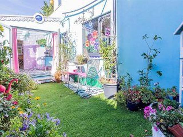 2 Bedrooms Flat for sale in Burrage Road, Woolwich SE18