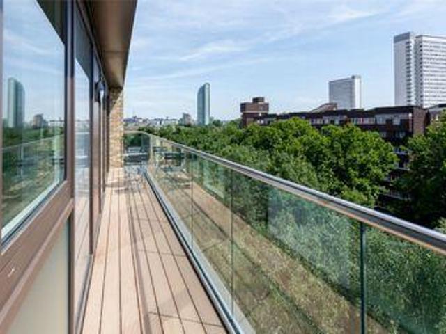 2 Bedrooms Flat for sale in Gothenburg Court, Bailey Street, London SE8