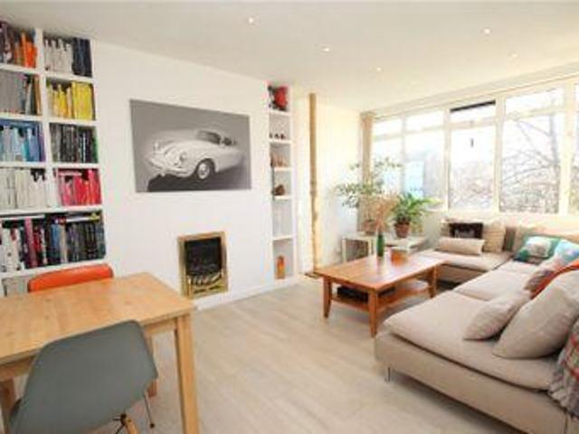 2 Bedrooms Flat for sale in Godfrey Road, Woolwich SE18