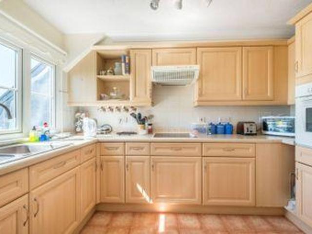2 Bedrooms Flat for sale in Golden Court, Isleworth TW7