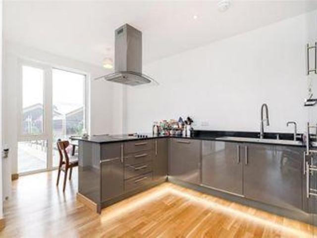 2 Bedrooms Flat for sale in Gooch House, 2 Telcon Way SE10