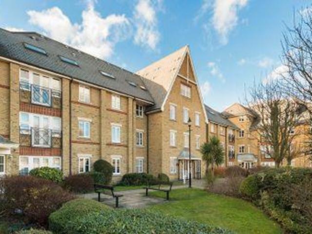 2 Bedrooms Flat for sale in Gater Drive, Enfield EN2