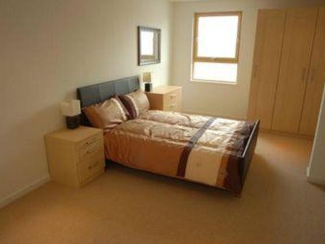 2 Bedrooms Flat for sale in Gateway North, Crown Point Road, Leeds LS9