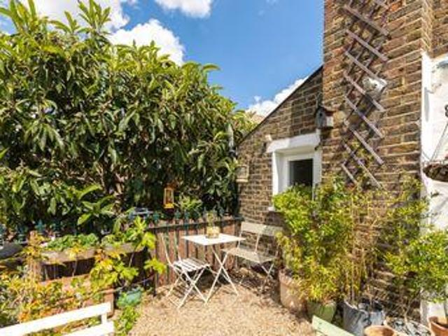 2 Bedrooms Flat for sale in Glenelg Road, London SW2