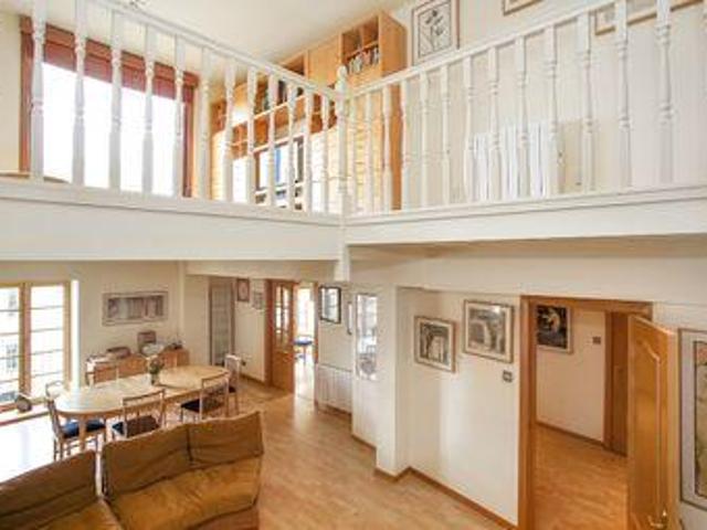 2 Bedrooms Flat for sale in Great Junction Street, Leith, Edinburgh EH6