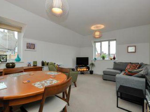 2 Bedrooms Flat for sale in Green Lanes, London N4