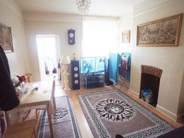 2 Bedrooms Flat for sale in Green Lanes, Palmers Green, London N13