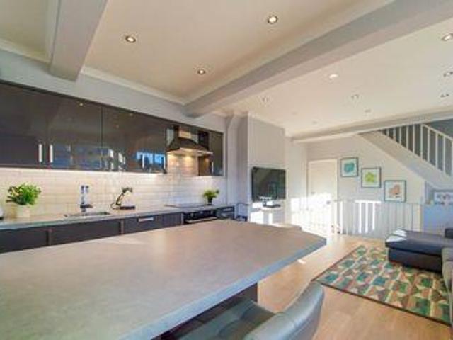 2 Bedrooms Flat for sale in Green Walk, Woodford Green IG8