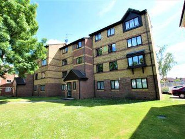 2 Bedrooms Flat for sale in Greenslade Road, Barking IG11