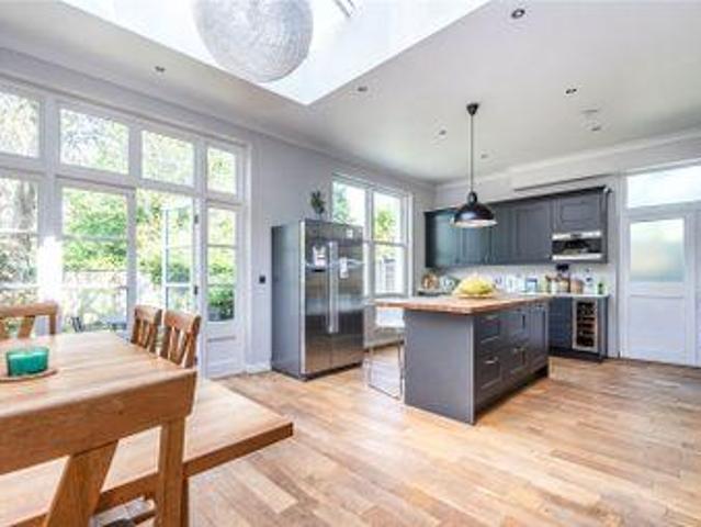 2 Bedrooms Flat for sale in Grove Park, London SE5