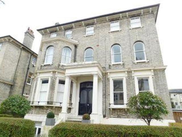2 Bedrooms Flat for sale in Grove Road, Surbiton KT6