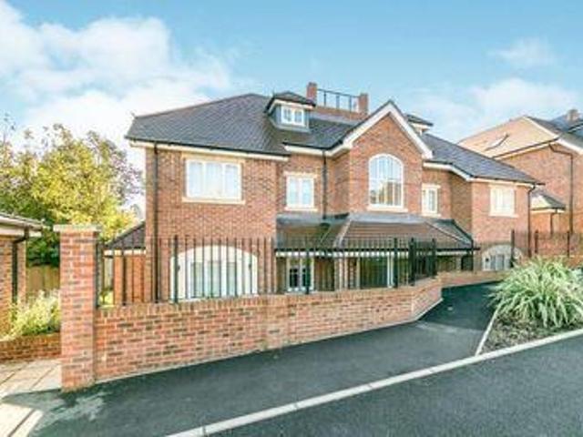 2 Bedrooms Flat for sale in Guildford, Surrey, United Kingdom GU2