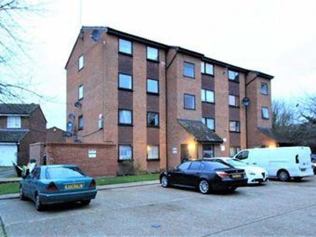 2 Bedrooms Flat for sale in Gurney Close, Barking, Essex IG11