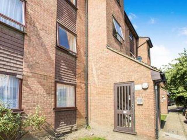 2 Bedrooms Flat for sale in Gurney Close, Barking IG11