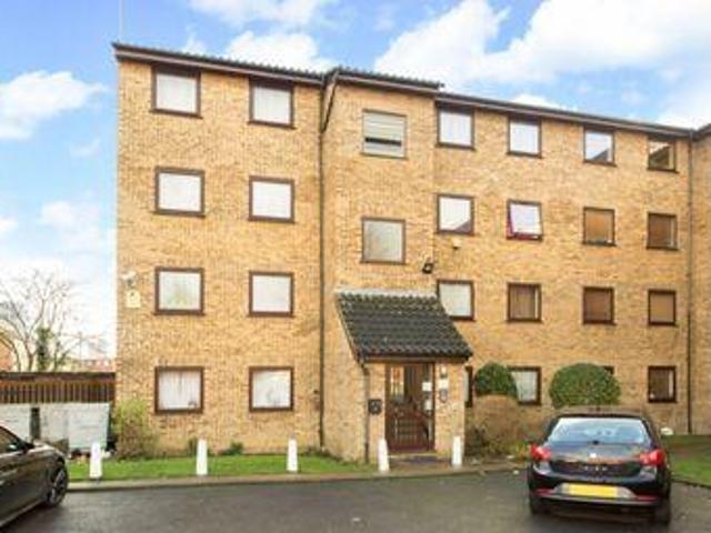 2 Bedrooms Flat for sale in Gurney Close, Barking IG11