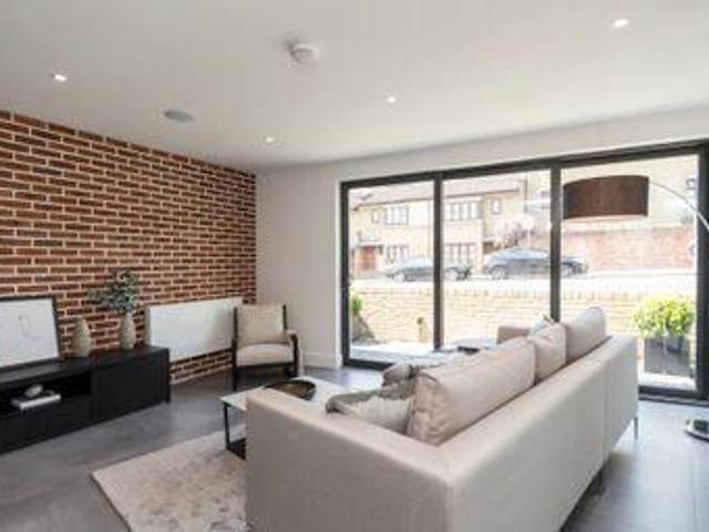 2 Bedrooms Flat for sale in Douro Street, London E3