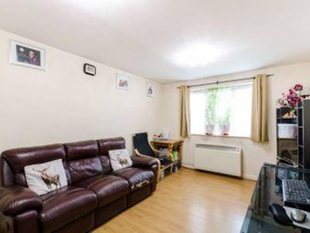 2 Bedrooms Flat for sale in Donald Woods Gardens, Tolworth KT5