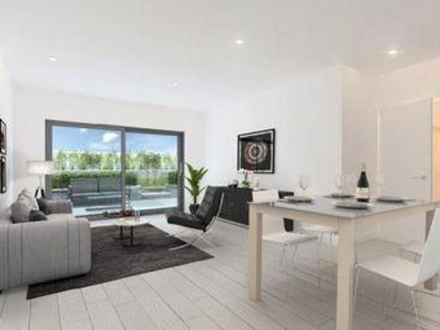 2 Bedrooms Flat for sale in Dennett Road, Croydon CR0