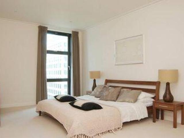 2 Bedrooms Flat for sale in Discovery Dock West, South Quay Square, Canary Wharf, London E14