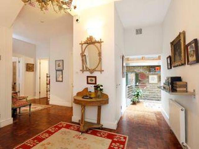 2 Bedrooms Flat for sale in Drakefield Road, London SW17