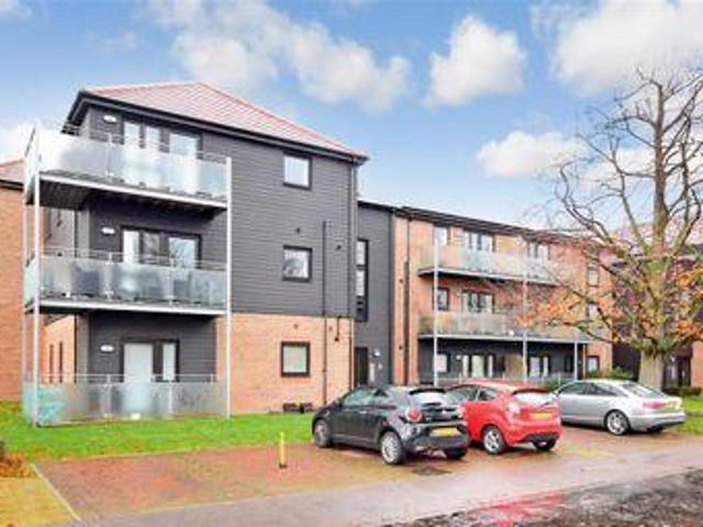 2 Bedrooms Flat for sale in Dunningford Close, Hornchurch, Essex RM12