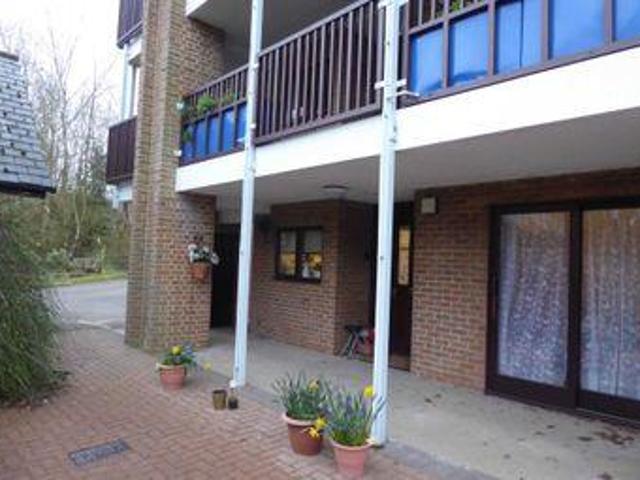 2 Bedrooms Flat for sale in Emmbrook Court, Reading RG6