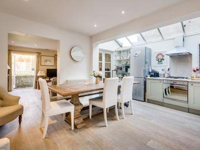 2 Bedrooms Flat for sale in Endlesham Road, London SW12